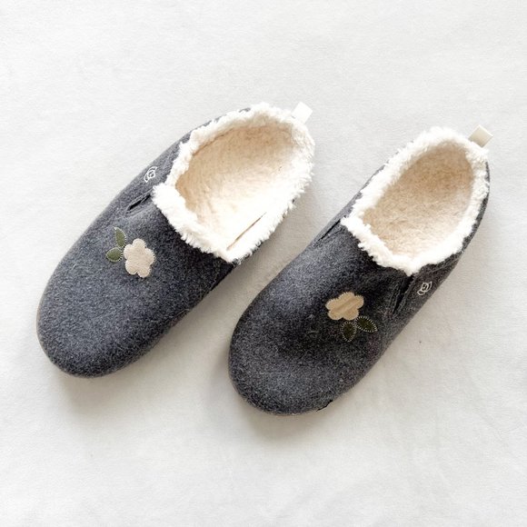 Anthropologie | Shoes | Spenco Charcoal Grey Pink Flower Evie Slippers ...